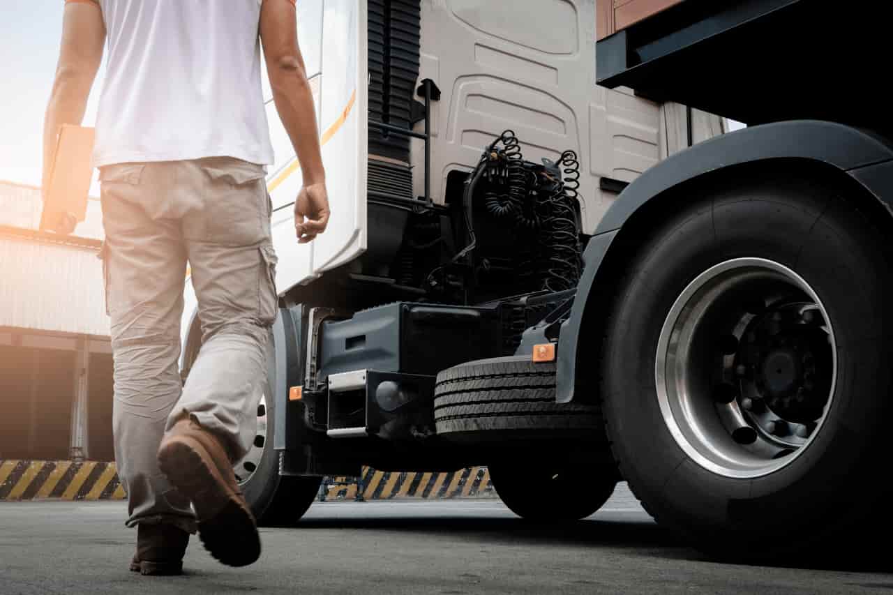 How to Get Your Start as a Freelance Truck Driver | Business Startup